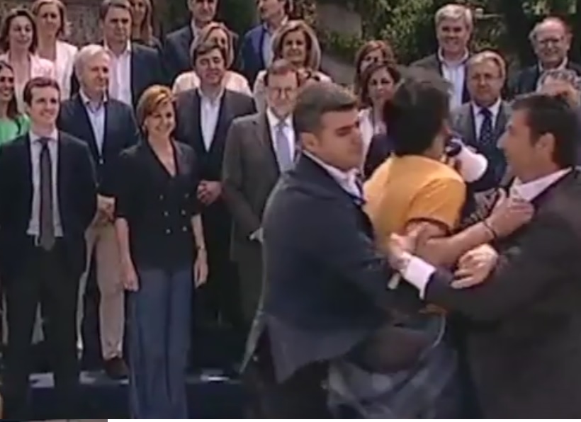 Vídeo | "El PP es la mafia" así ha irrumpido gritando un espontaneo en ...